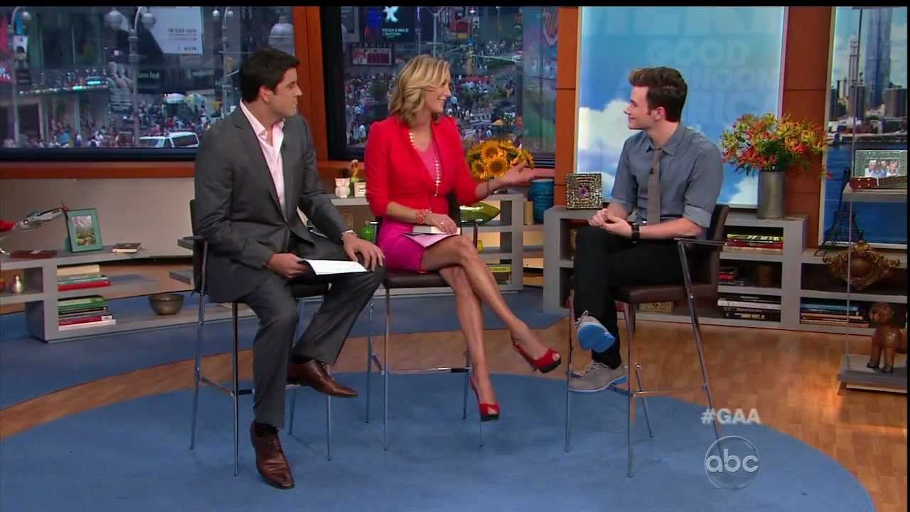 Lara Spencer - leggy in a nice skirt and heels - GMA afternoon - YouTube