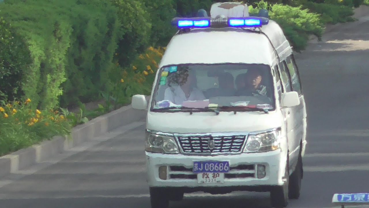 Beijing ambulance responding 北京救护车出警 - YouTube