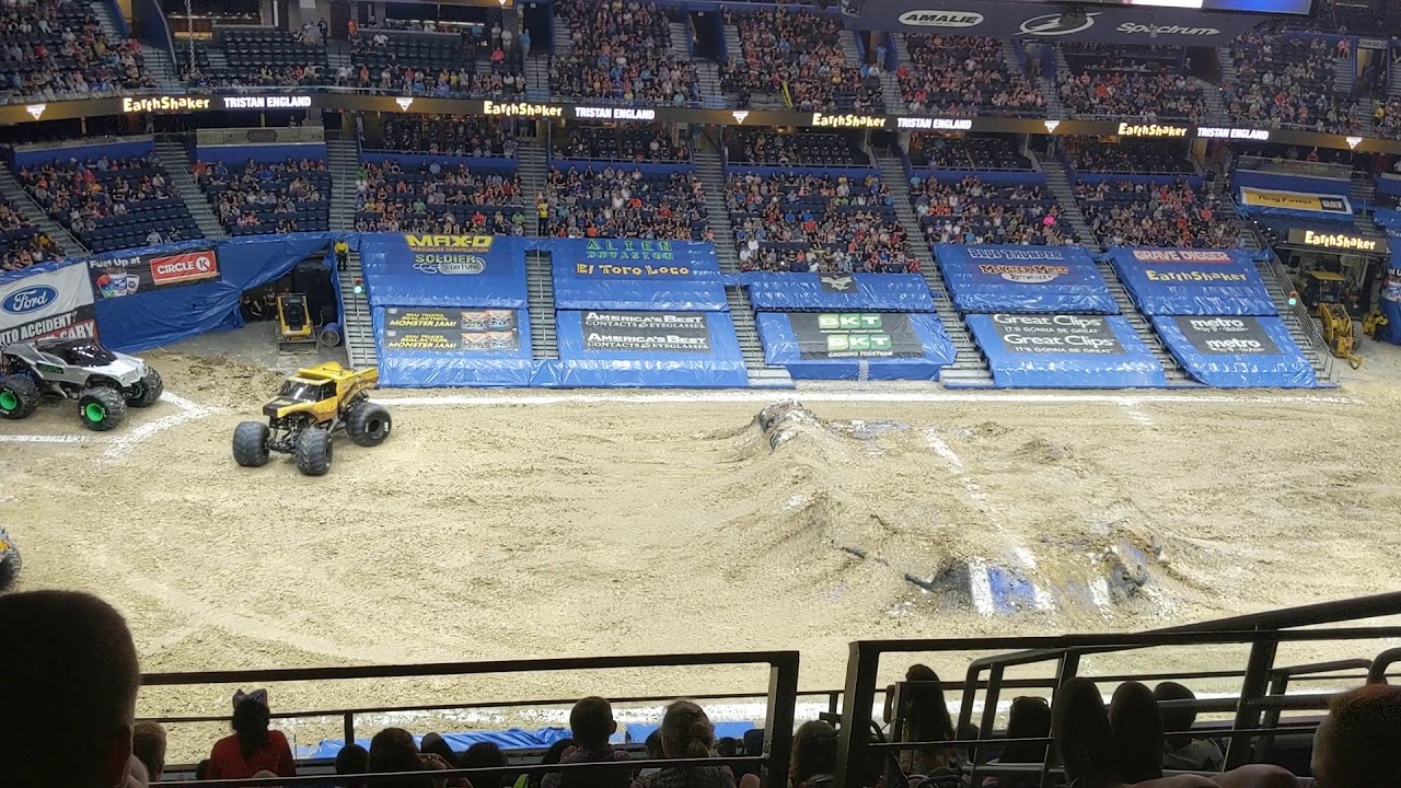 Monster Jam Backflip Earthshaker Freestyle Tampa Florida 2019 - YouTube