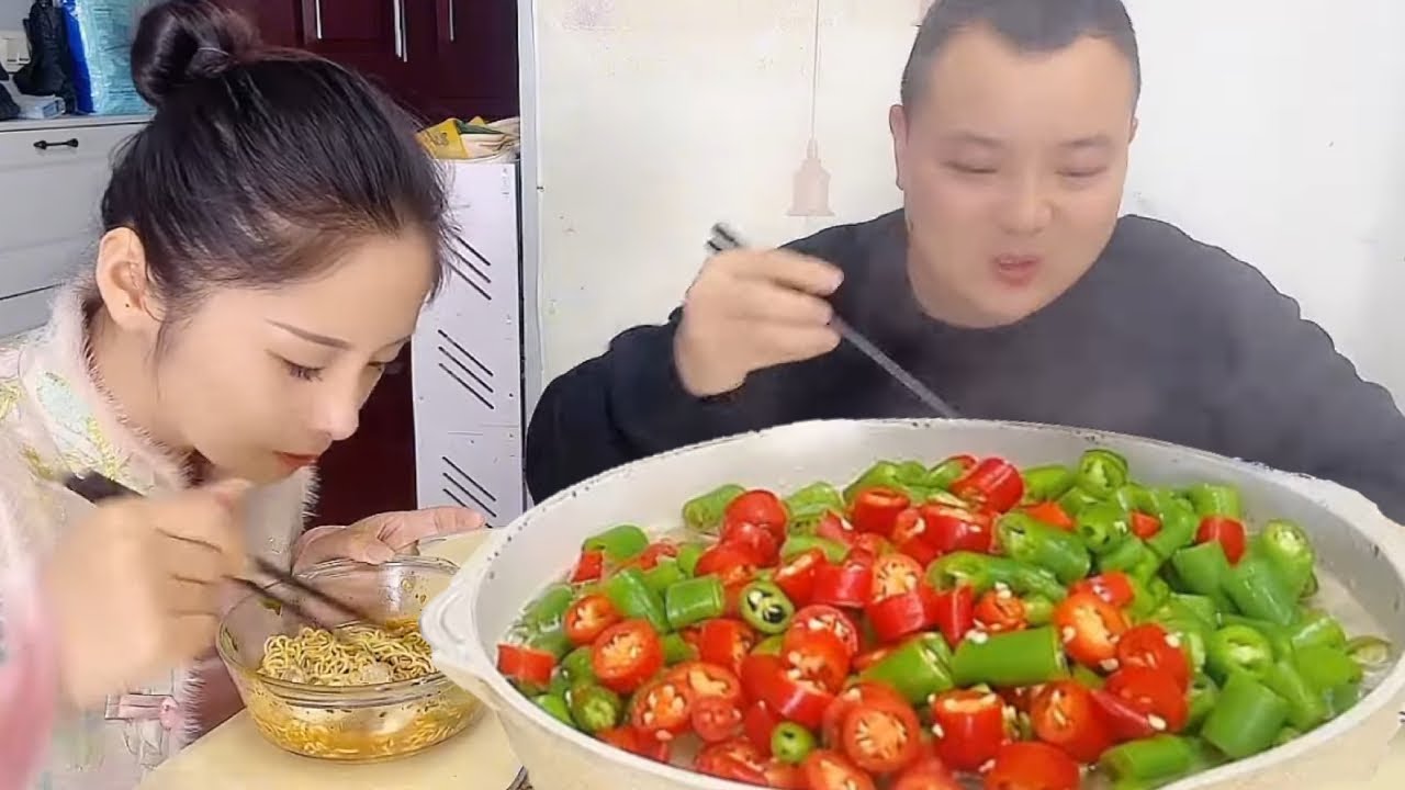 My fat husband doesn't let me eat fish head hotpot, but I still ate it secretly today - YouTube