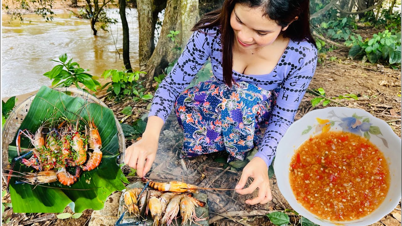 GIRL COOKING SHRIMP AND EATING SHRIMP IN FOREST - YouTube