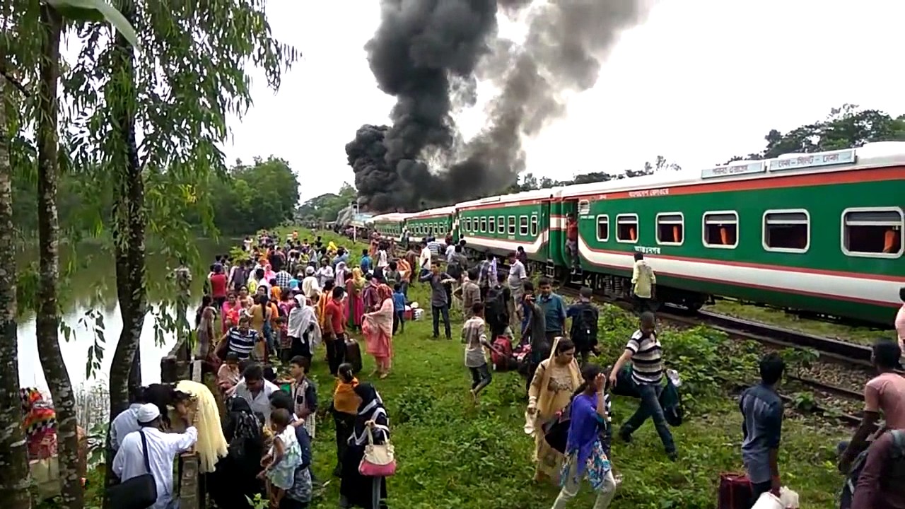 Live Train Accident in Bangladesh - YouTube