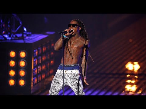 Lil Wayne — Performs How To Love & John at the 2011 MTV VMAS. 