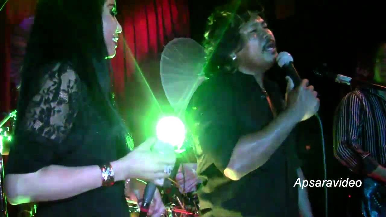 Un Sophal & Sam sing a classic Ramvong at Golden Villa Restaurant - YouTube