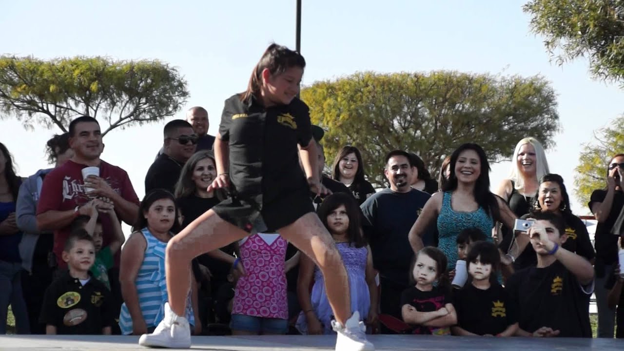 Uniques Girl Shakes It like her Mommy Taught Her, Dance Contest ...