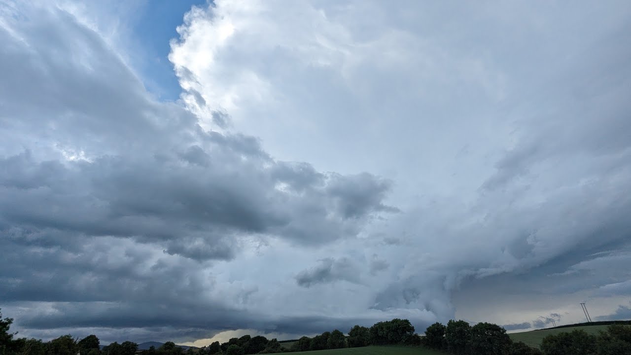 Huge thunderstorm updraft, CG lightning and rare "crown flash", 19/06 ...