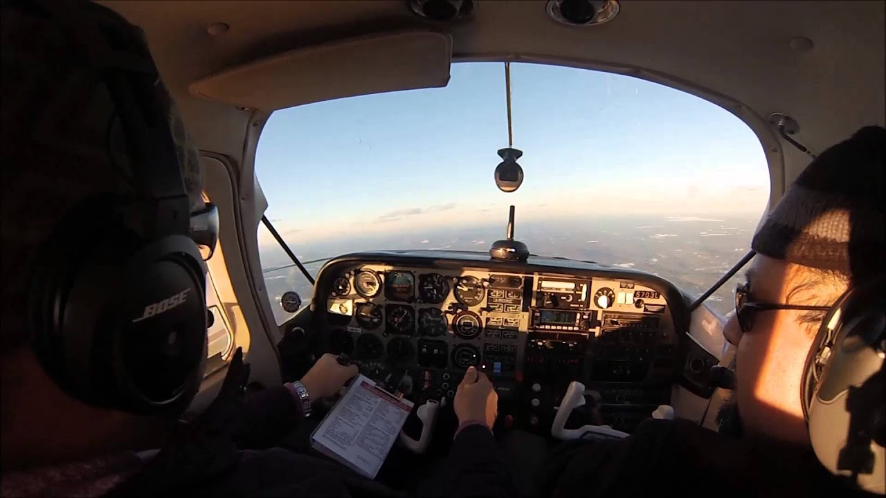 Beechcraft BE-76 Duchess - In-Flight Engine Shutdown - YouTube