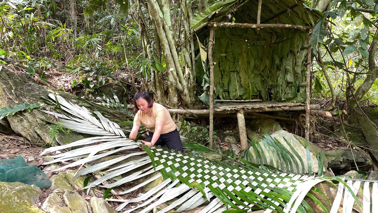 The girl with only one arm still built a house of leaves in the forest ...