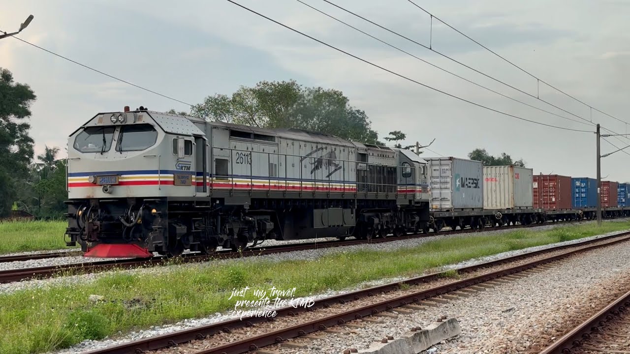KTMB Class 26113 Tanjung Puteri locomotive with container wagons ...