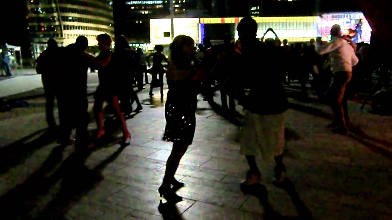 Marianne Danse Salsa à la défense 1- aout 2010.AVI - YouTube