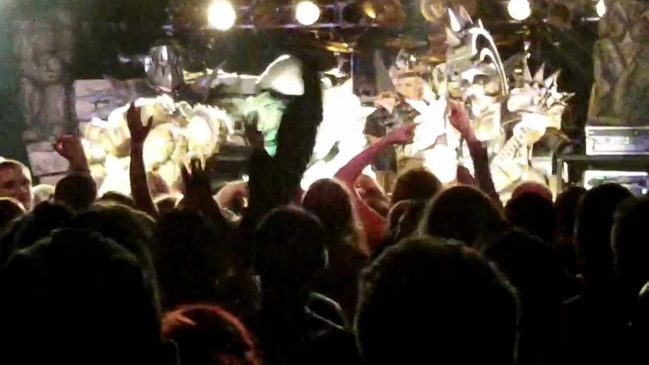 Monsters Fighting at the Gwar Show - YouTube
