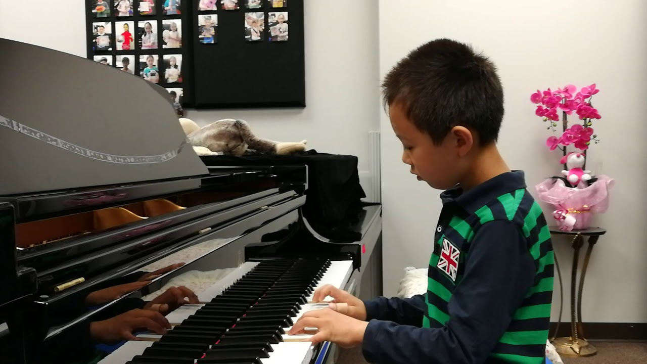 Daniel Li 6 years plays 齐步行进 - YouTube