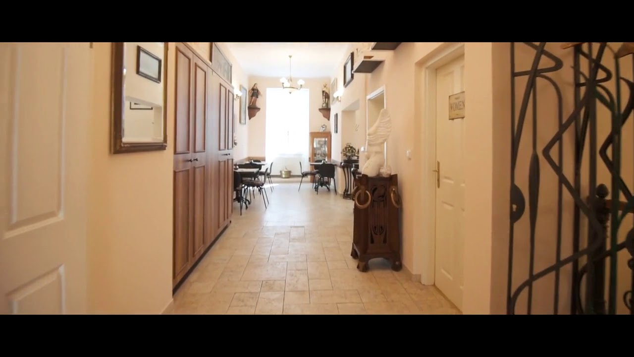 Café Bar Riviéra intro - YouTube