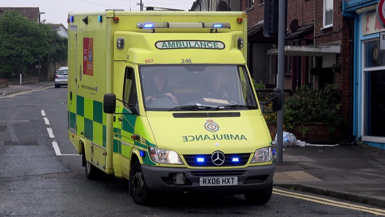 SECAmb Old Mercedes Sprinter Ambulance Responding - YouTube