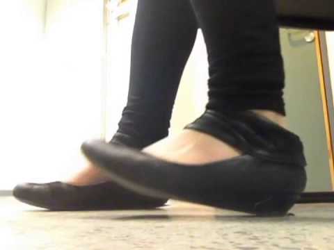 Incongruent tapping foot slow - YouTube