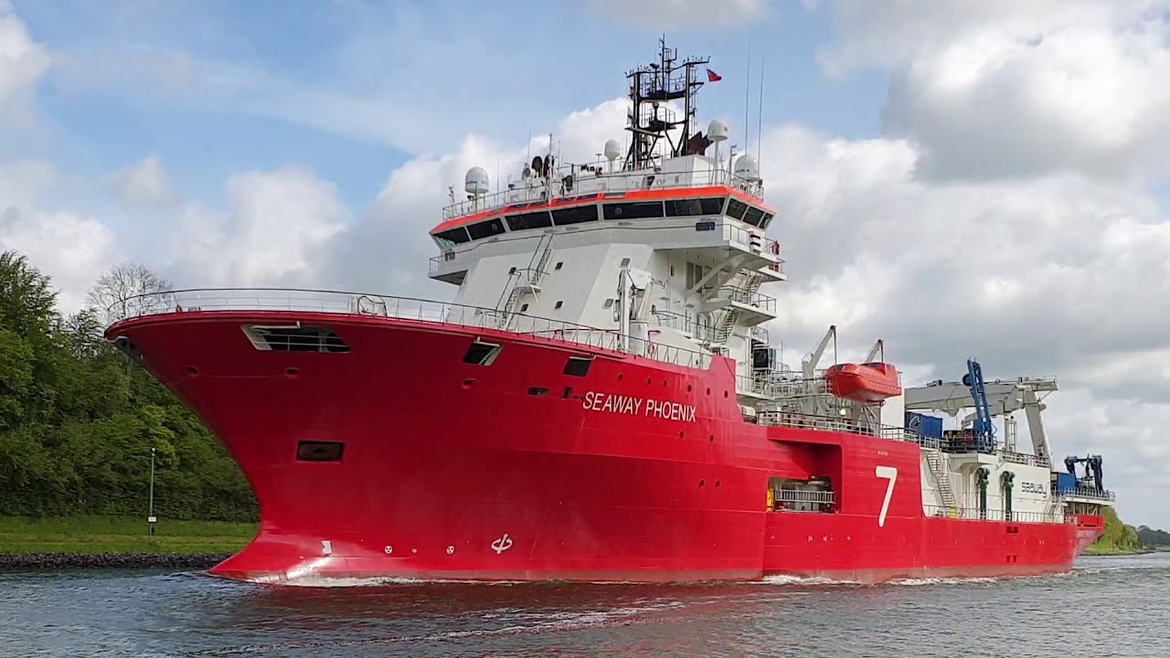 Offshore Cable Layer SEAWAY PHOENIX passing ferry point Landwehr ...