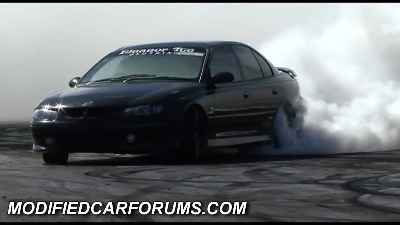 Black VT SS Burnout at Murray Bridge Autofest 2010 - YouTube