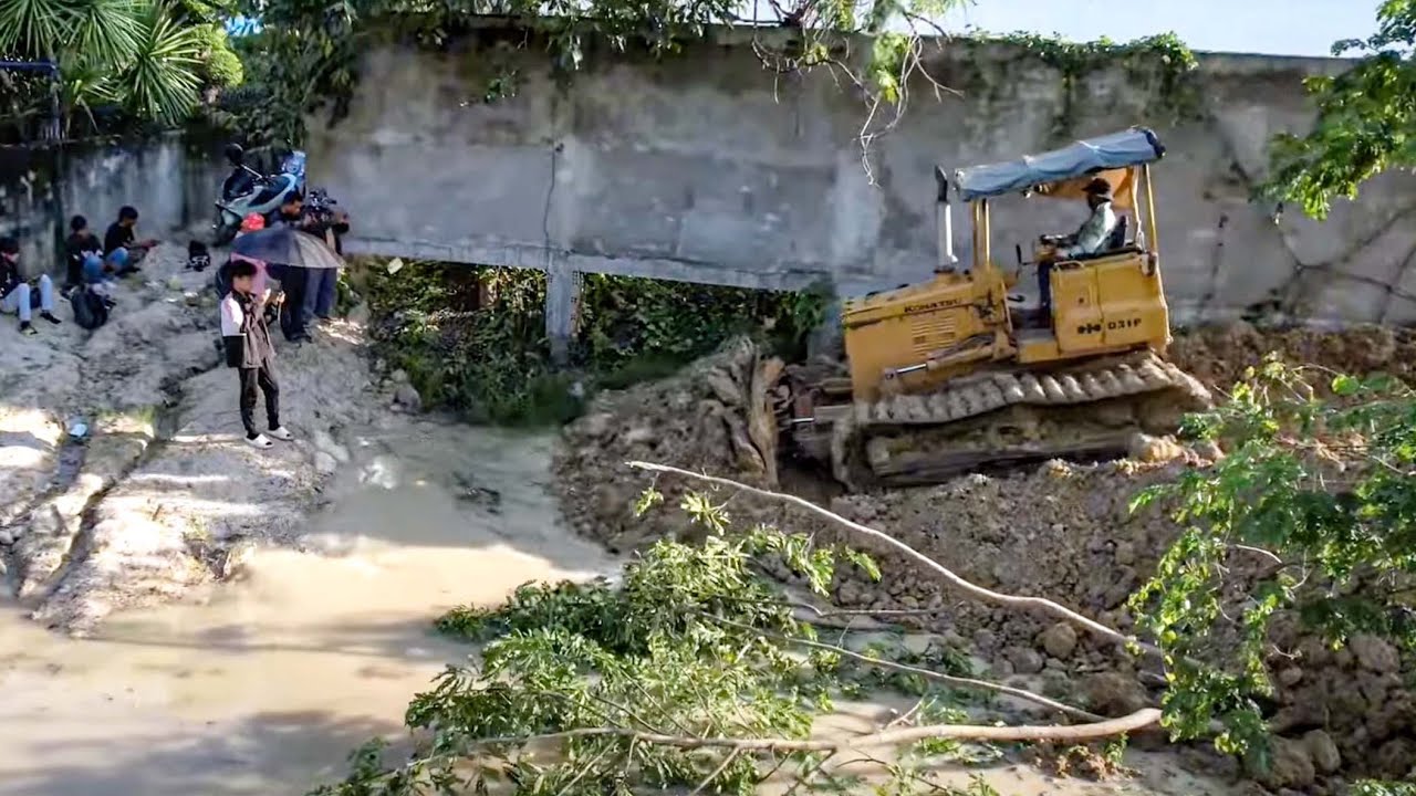 Perfect Connecting!! Small buldozer pushing soil with 5ton dump trucks ...