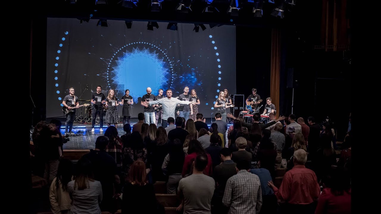 Femeie iata fiul tau! - YouTube