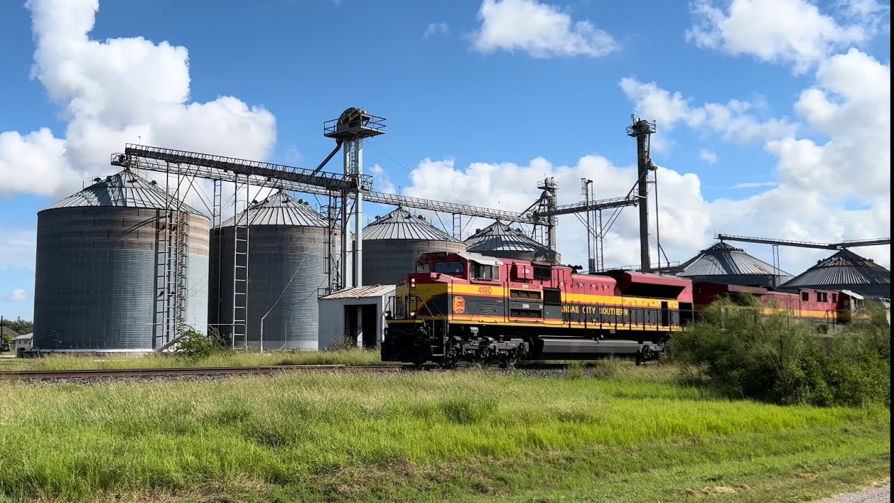 KCS 4190 SD70Ace leads grain train | 2x1 DPU - YouTube