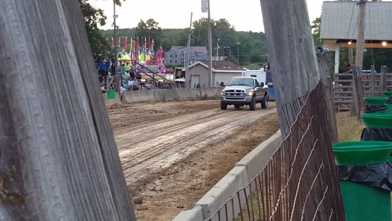 Truck pull wolf's corners fair - YouTube