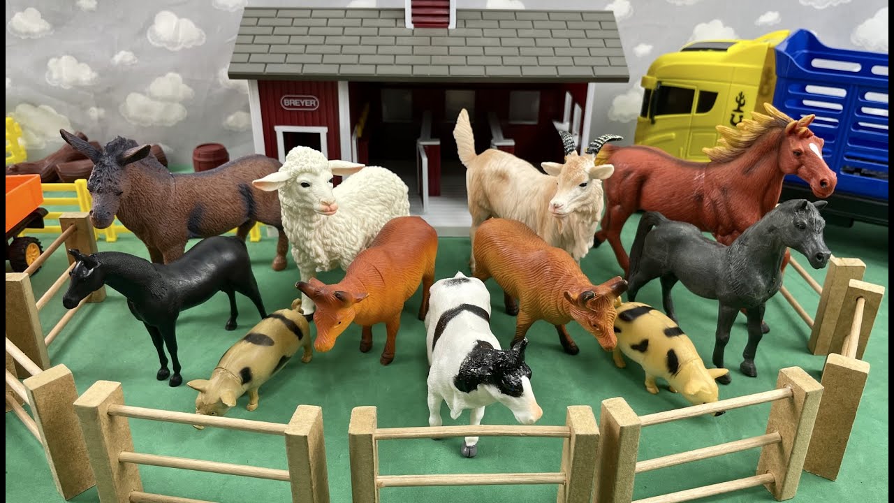 2 CARTS TRANSPORTING THE FARM ANIMALS / 2 CARRETAS TRANSPORTANDO OS ...