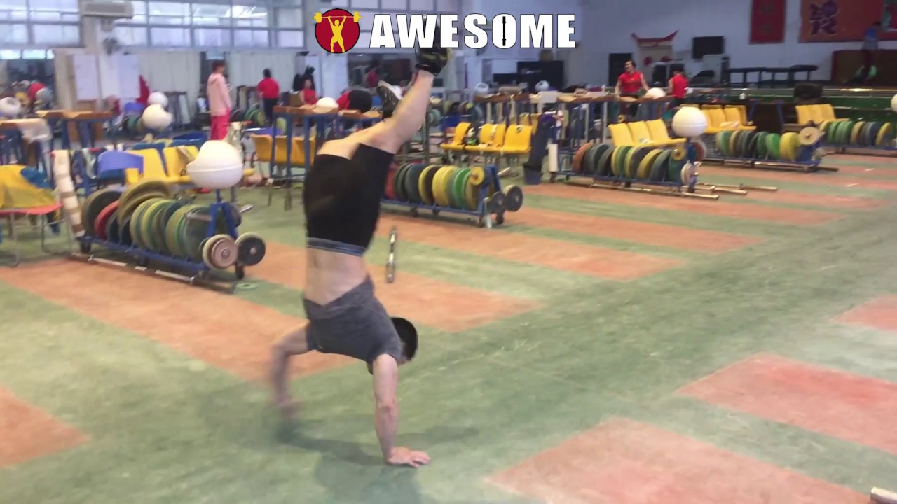 Chinese weightlifting Lin qingfeng running handstand - YouTube