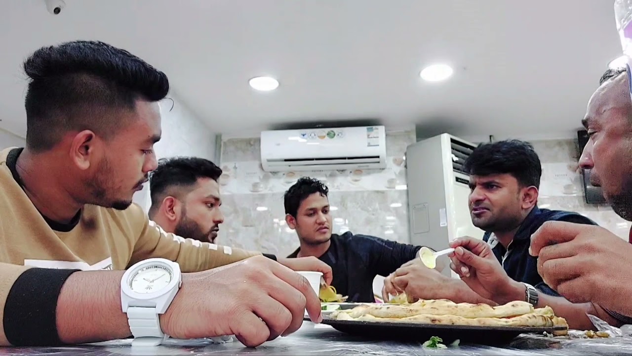 How to eat with hungry friends. - YouTube