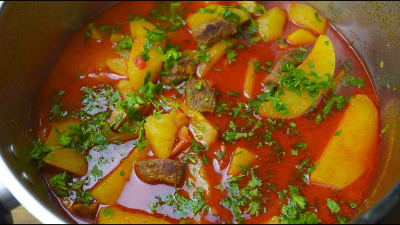 Ce poate fi mai bun ca un gulas usor picant servit cu paine proaspata ...