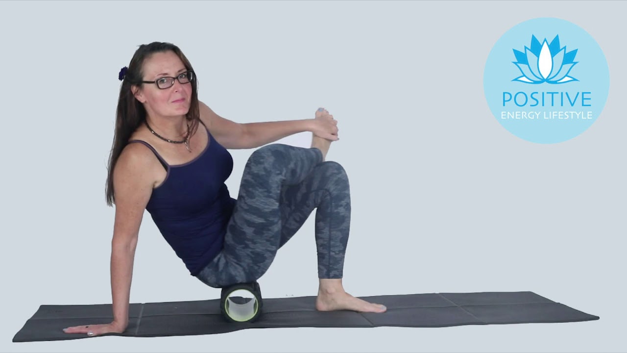 Foam rolling the Gluteus Maximus (the butt) - YouTube