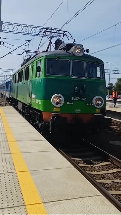 RARYTAS EU07-052 KONICZYNKA wjeżdża z pociągiem TLK Roztocze na stację Lublin Główny - YouTube