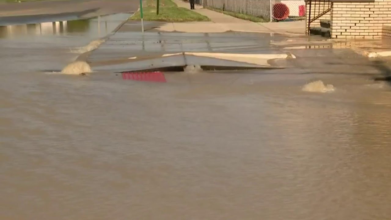 Water main break floods Detroit intersection - YouTube