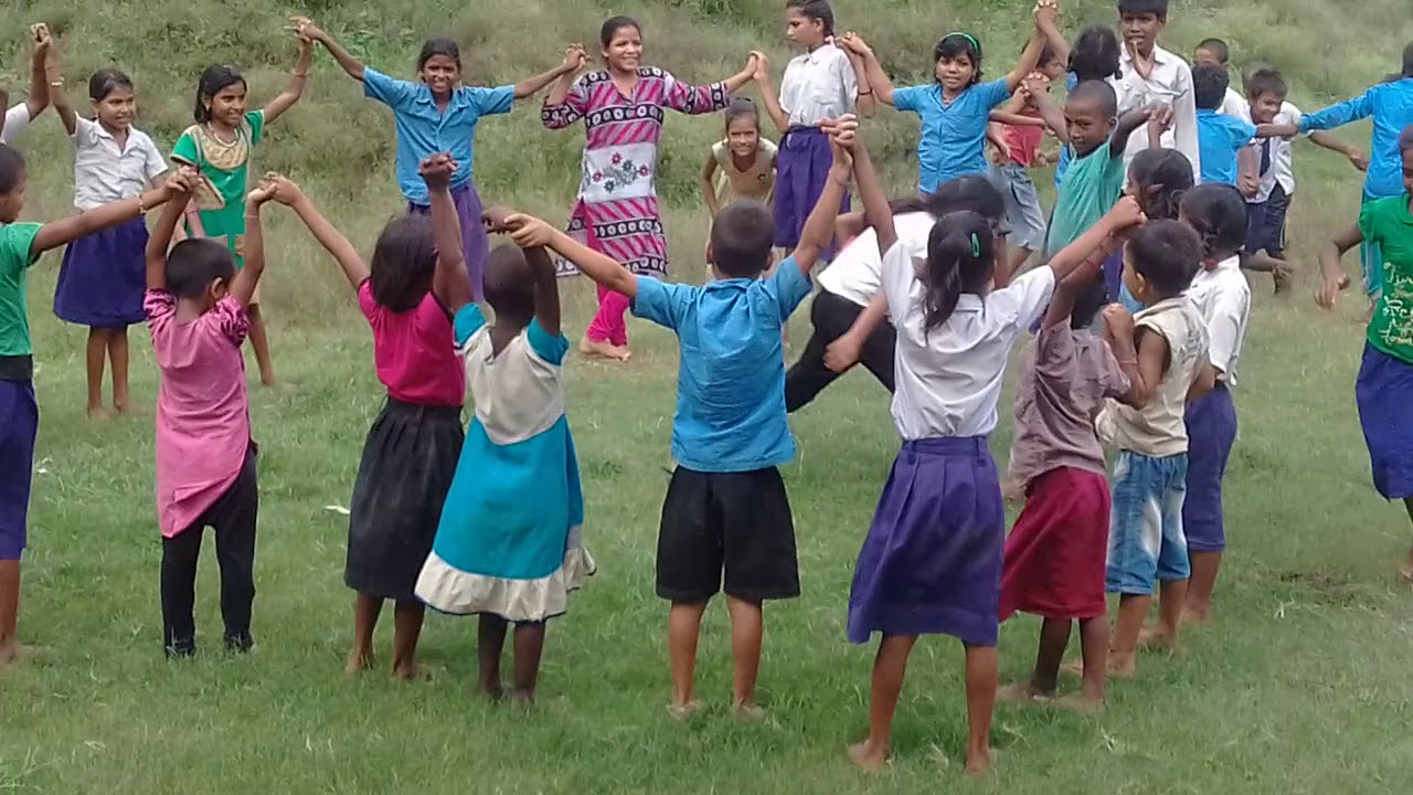 School me bachhe ek naya khel khelte hue - YouTube