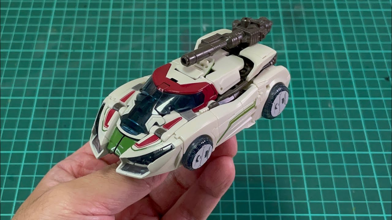 Transformers Studio Series 81 Deluxe Wheeljack (Alt mode to Robot mode ...