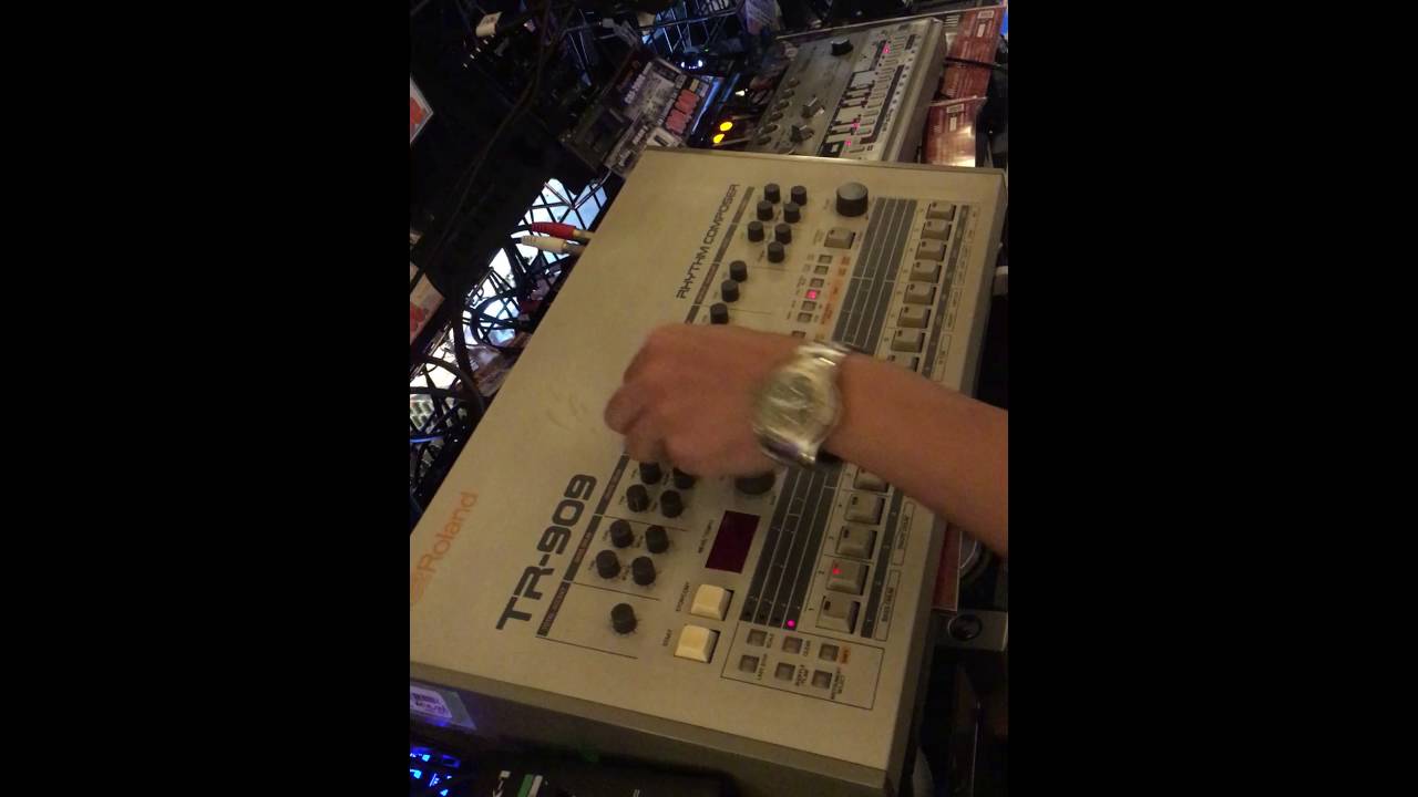 ROLAND TR-909×TB-303でデモ！【イシバシ楽器御茶ノ水本店】 - YouTube