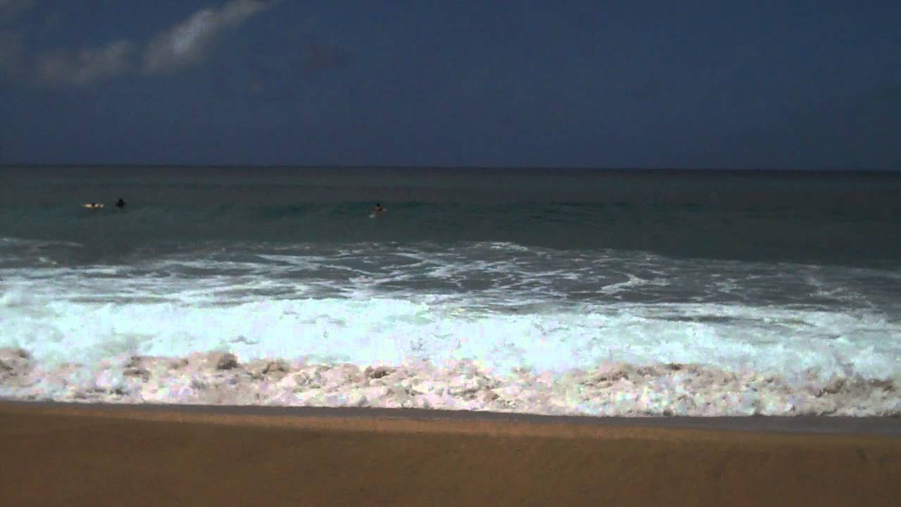 Waves breaking at Ha'ena Beach Park in Kauai. - YouTube