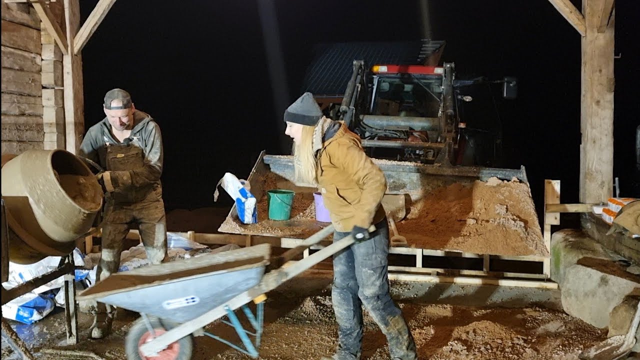 En Flicka så ball, väntar på sitt stall. - YouTube