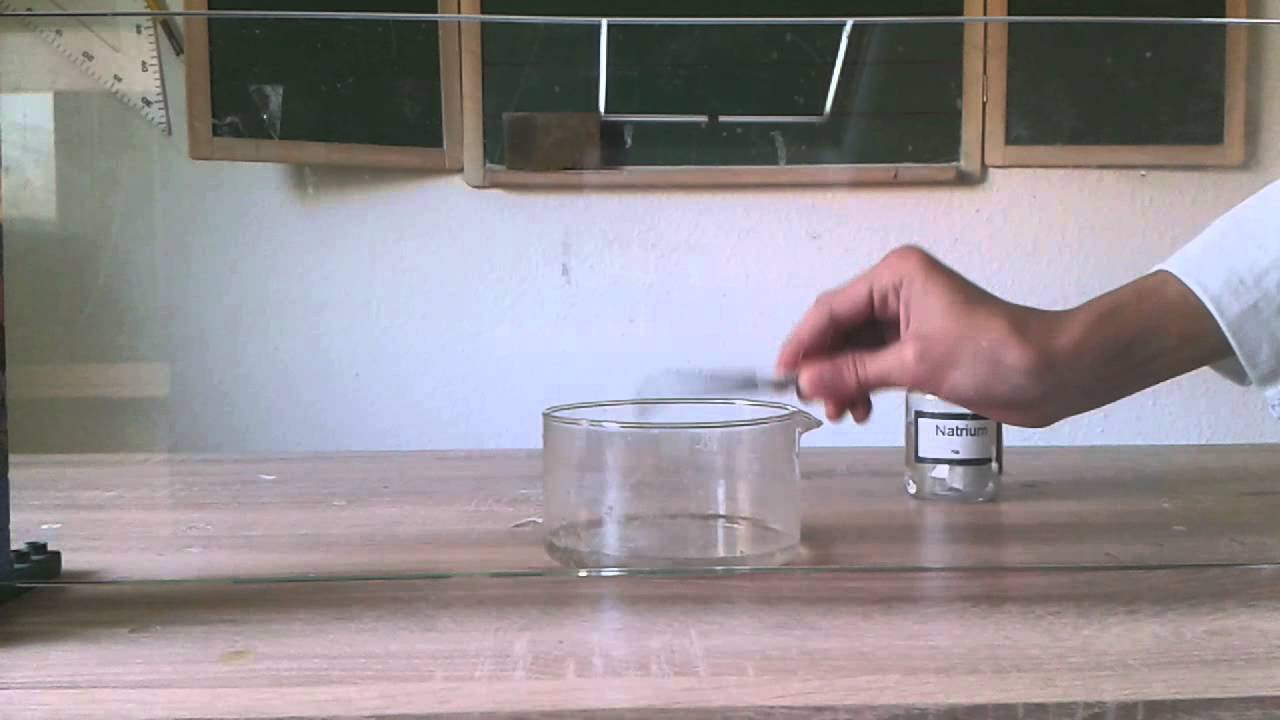 Chemie Experiment 56 - Natrium und Wasser (3) - YouTube