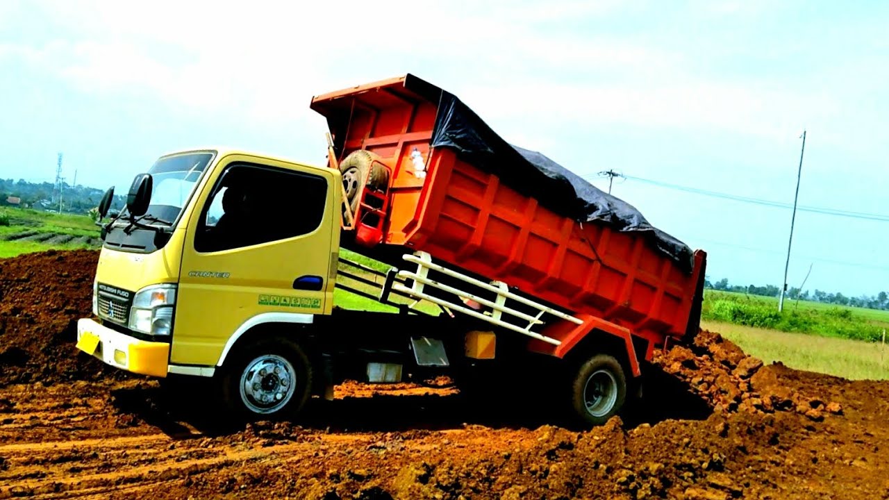 dump truk merah Jomplang muatan tanah merah super - Mobil truk - YouTube