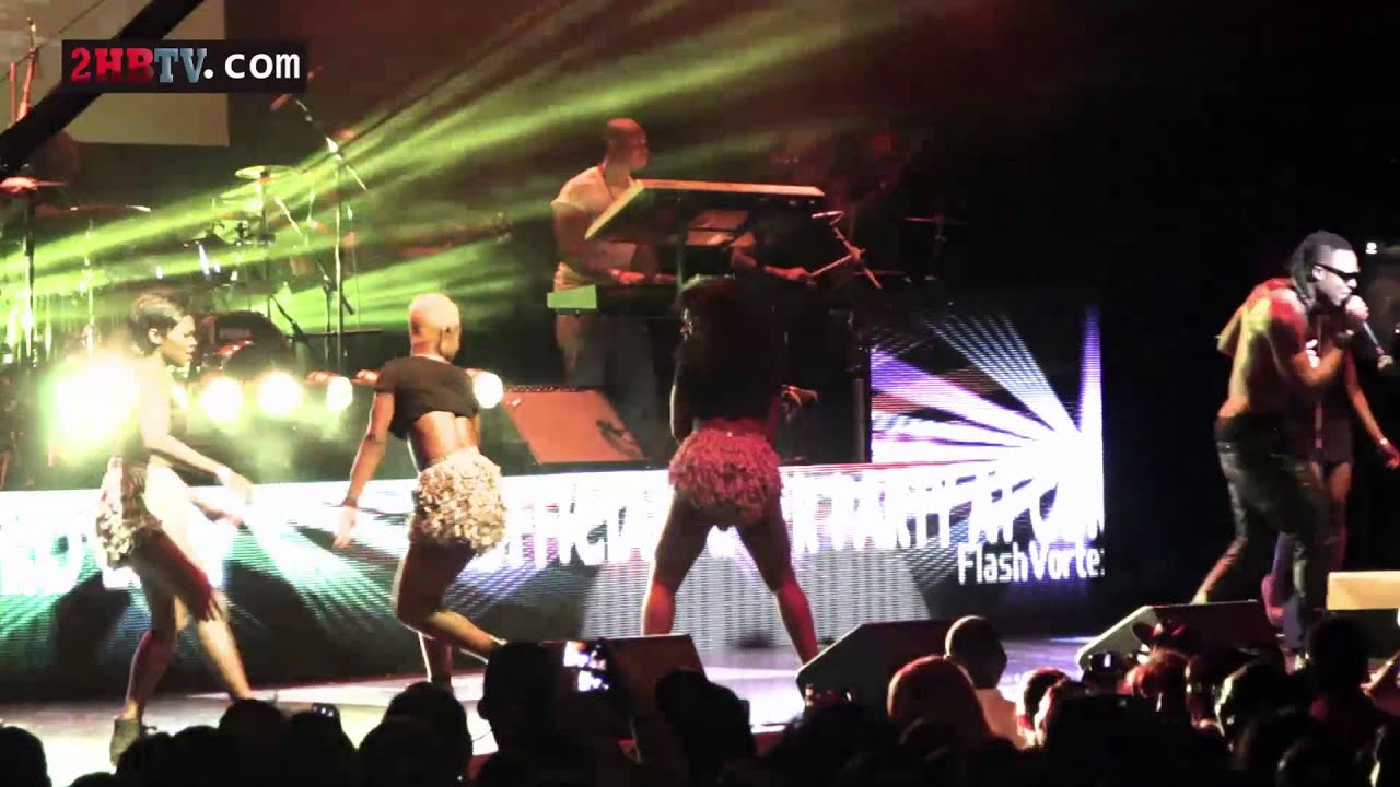 Flavour Nwa Baby (Ashawo Remix ) Live in London - YouTube