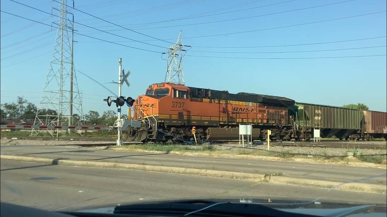 BNSF 3737 NB Tier 4 Leads Manifest Houston,Tx - YouTube