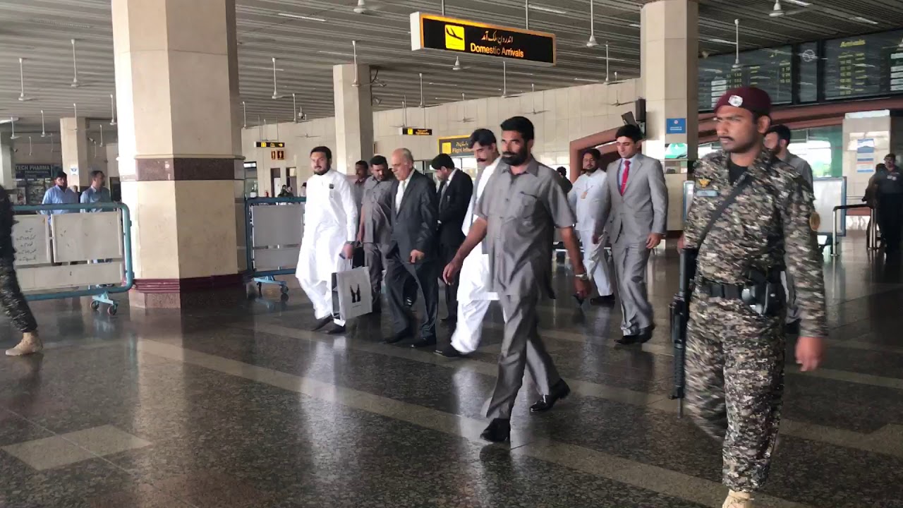 Army protocol in Allama Iqbal Airport Lahore - YouTube