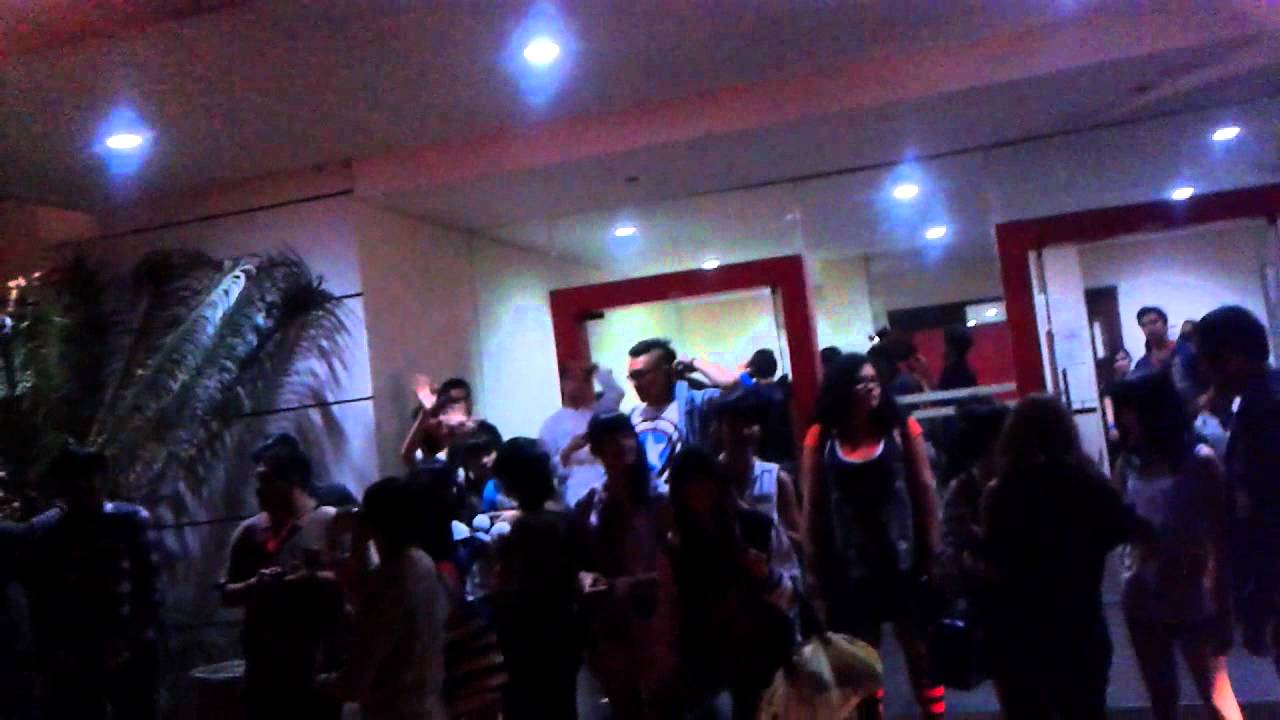 [FANCAM] JKT48 after show at PAS MANTAB TRANS7 - YouTube