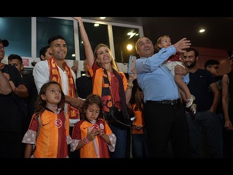 Galatasaray'ın yeni transferi Radamel Falcao, taraftarlara üçlü çektirdi