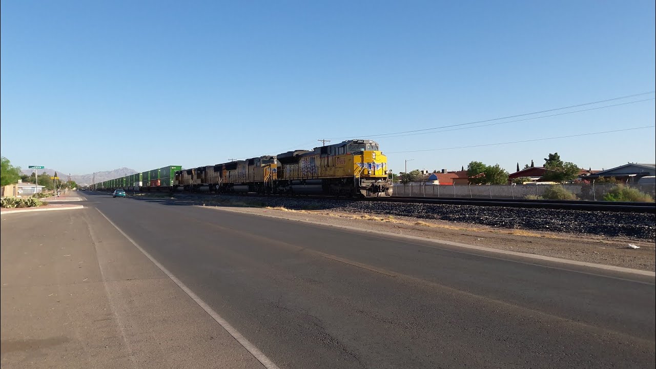EB Union Pacific 8969 Leads ZLCAI Intermodal Train in El Paso, TX - YouTube