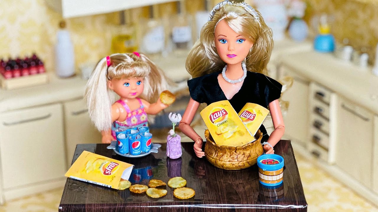 Barbie makes delicious 😋crispy LAY’S cheeps 🥔🫰🏻in the mini kitchen ...