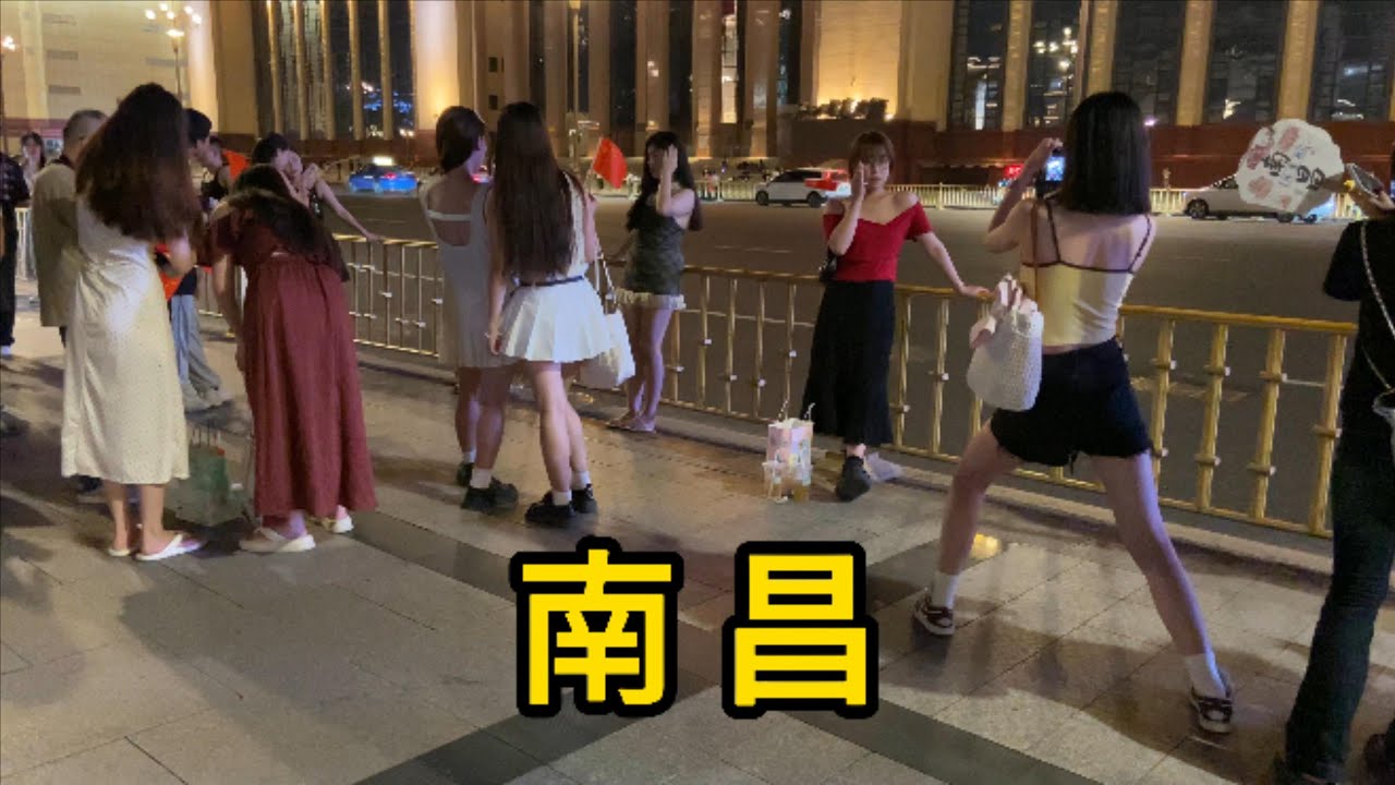 夜逛南昌八一广场 美女太多眼花缭乱 China nanchang city nightlife and beautiful girls ...