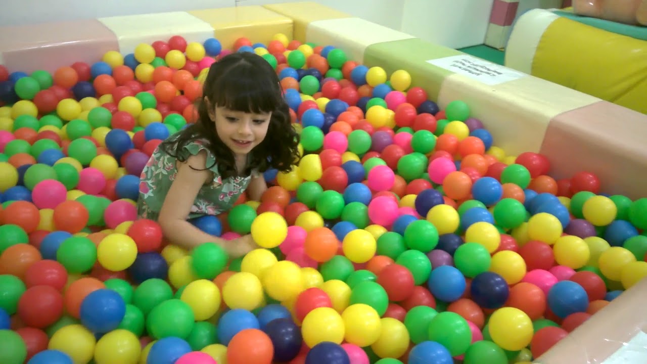 BRINCANDO NA PISCINA DE BOLINHA | SWIMMING POOL BALL PIT CHALLENGE ...