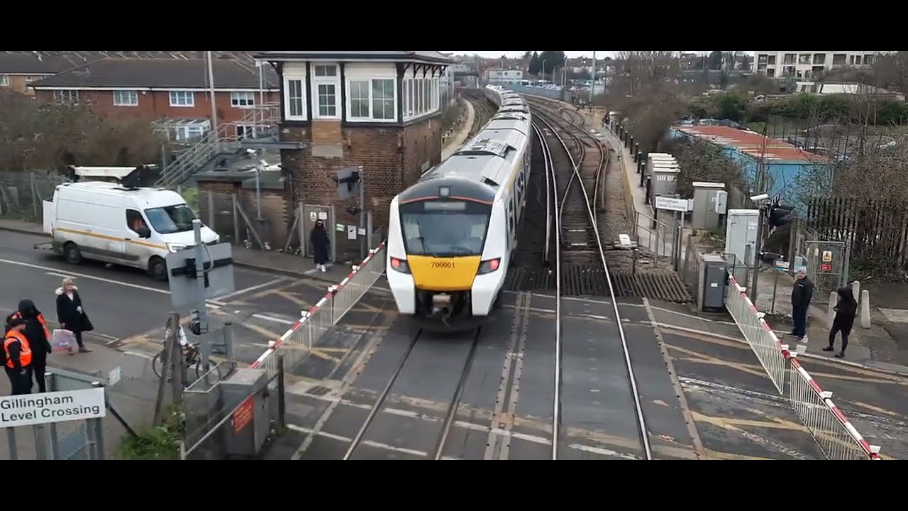 18 January 2025 ThamesLink 700 Southeastern 375 Gillingham - YouTube