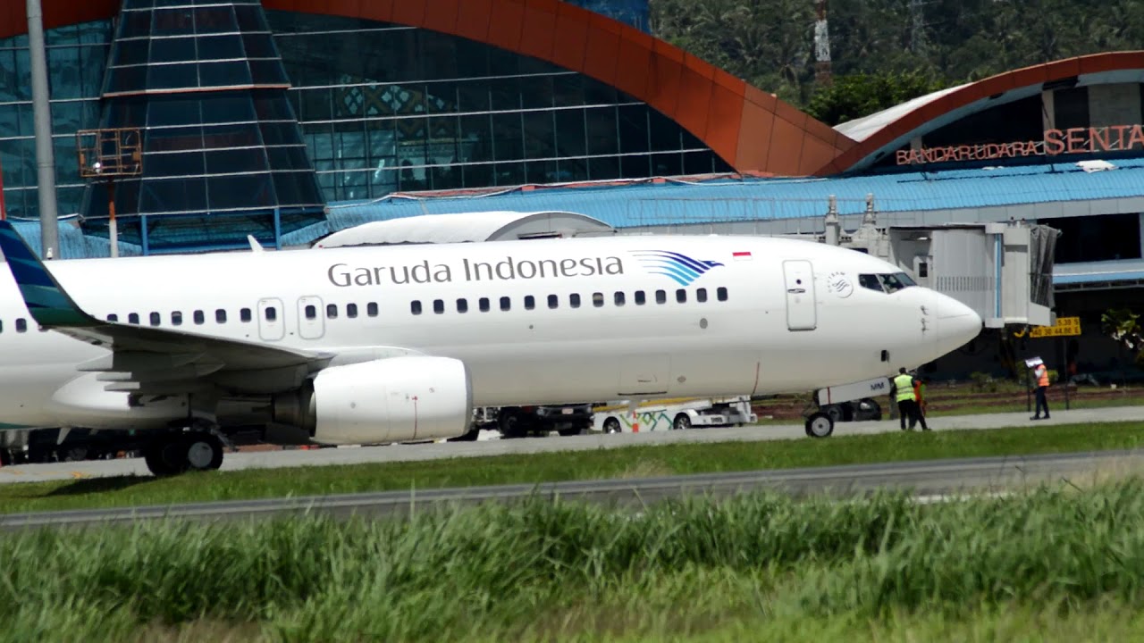 GARUDA INDONESIA GA659 BOEING 737 8U3 TIMIKA JAYAPURA MAKASSAR - YouTube